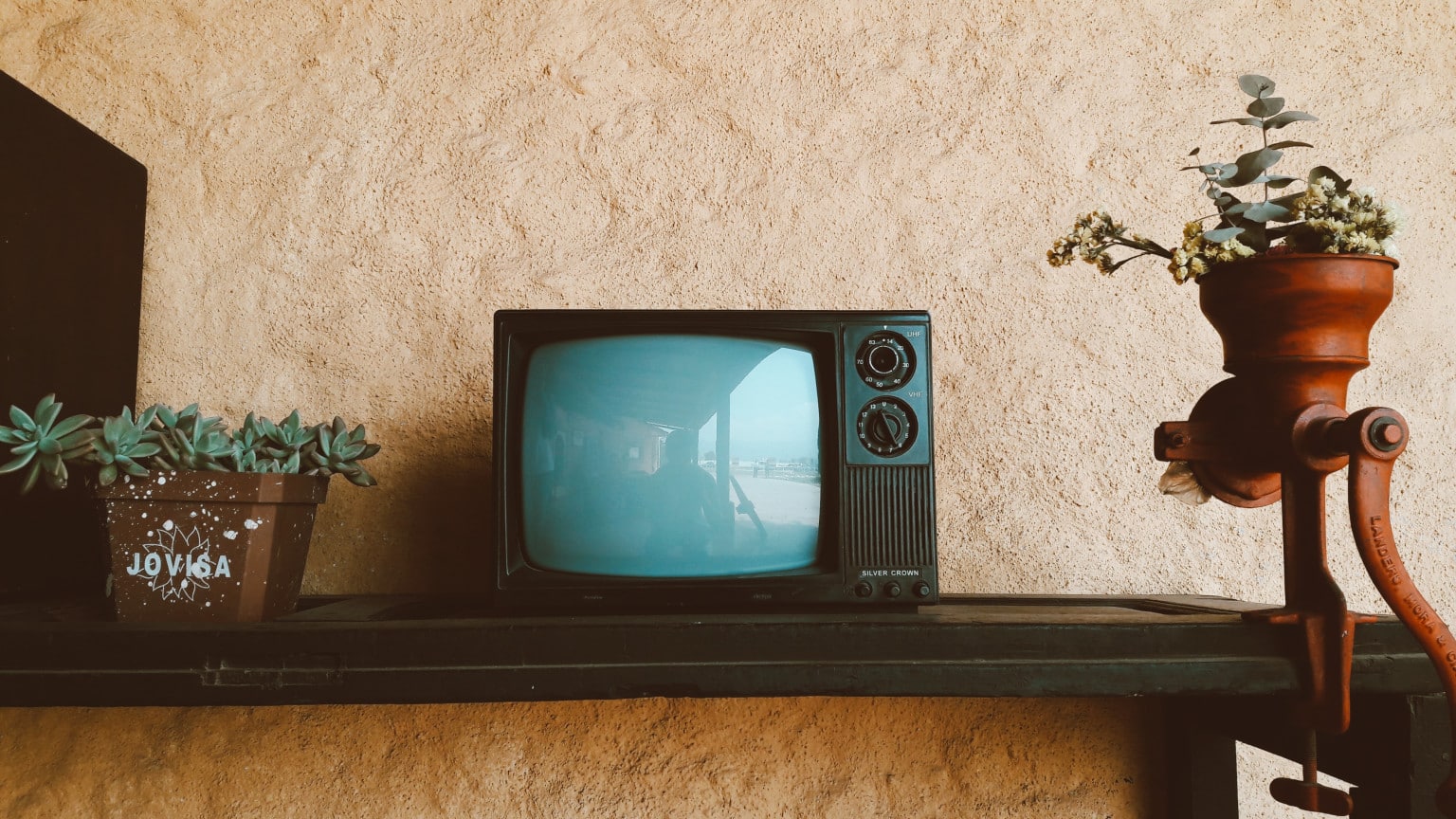 Programas de televisão anos 90: veja os programas que marcaram a década